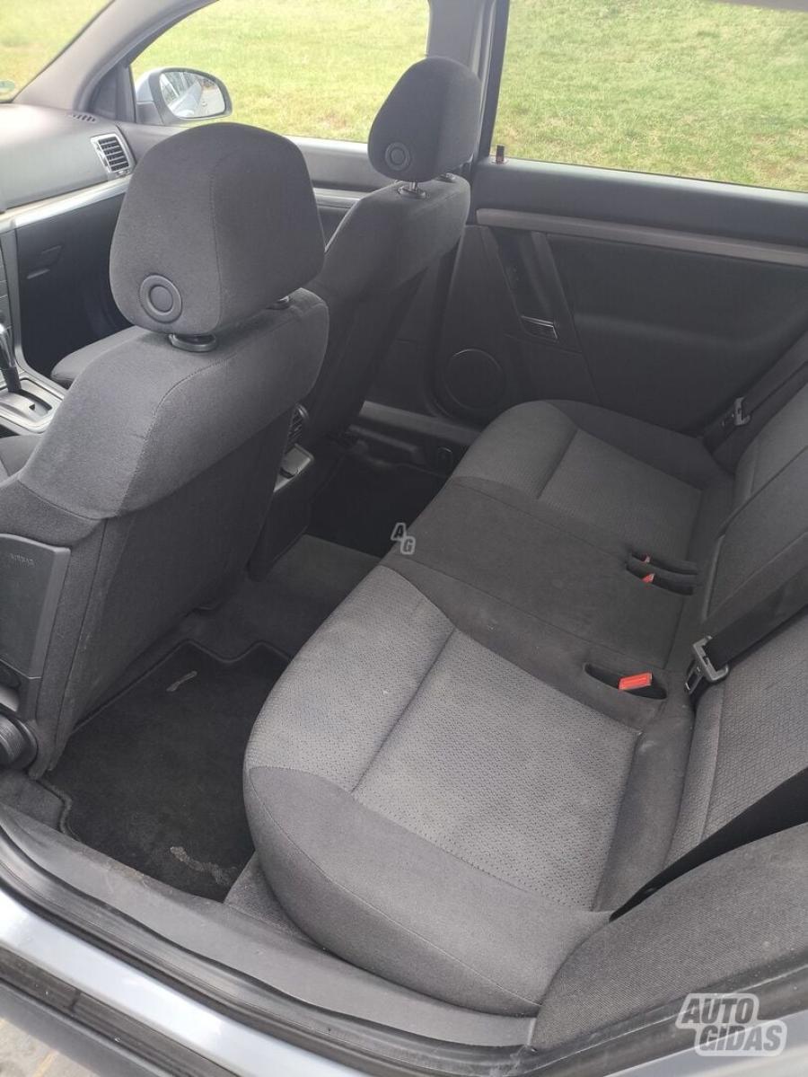 Opel Vectra 2006 in Vilnius, with an engine capacity of 2.20 L and mileage of 349 thousand km for 850 €, photo 11 on AUTOMOTO.COM.LV