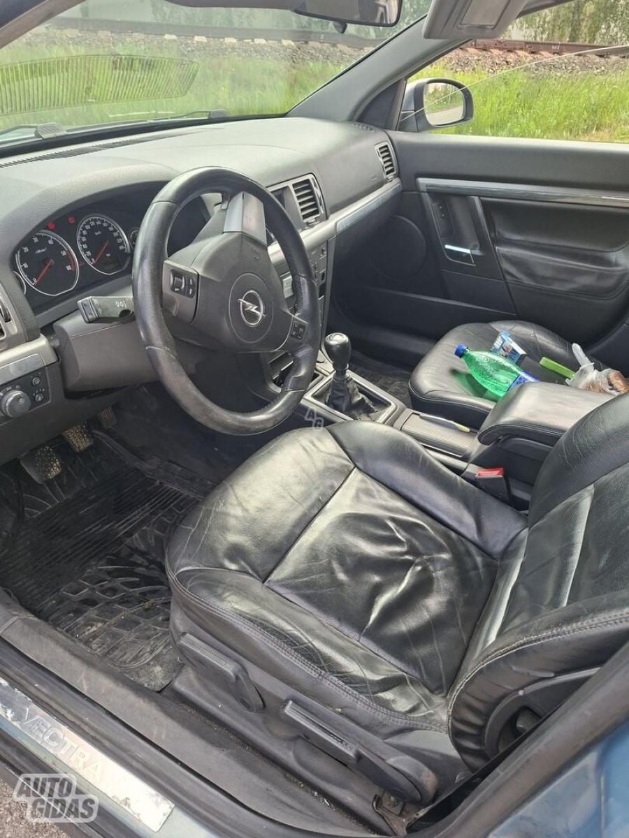 Opel Vectra 2007 in Radviliskis, with an engine capacity of 1.90 L and mileage of 300 thousand km for 950 €, photo 9 on AUTOMOTO.COM.LV