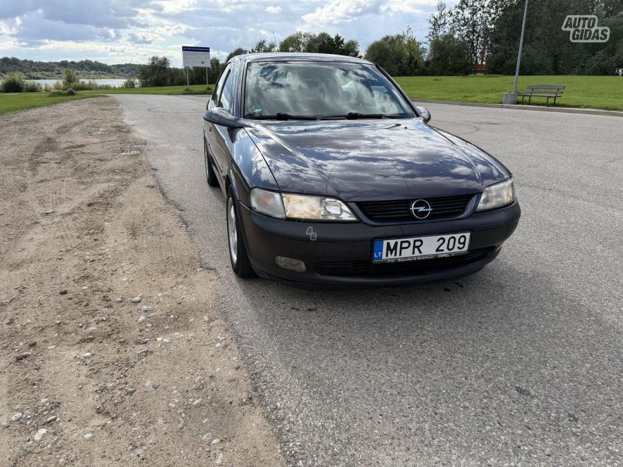 Violet Opel Vectra 1997 in Jurbarkas, with an engine capacity of 1.60 L and mileage of 173 thousand km for 1100 €, photo 1 on AUTOMOTO.COM.LV