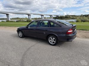Violet Opel Vectra 1997 in Jurbarkas, with an engine capacity of 1.60 L and mileage of 173 thousand km for 1100 €, photo 3 on AUTOMOTO.COM.LV