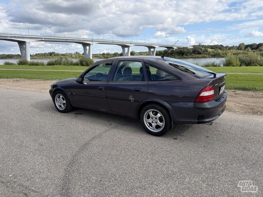 Violet Opel Vectra 1997 in Jurbarkas, with an engine capacity of 1.60 L and mileage of 173 thousand km for 1100 €, photo 3 on AUTOMOTO.COM.LV