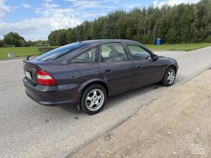 Violet Opel Vectra 1997 in Jurbarkas, with an engine capacity of 1.60 L and mileage of 173 thousand km for 1100 €, photo 4 on AUTOMOTO.COM.LV
