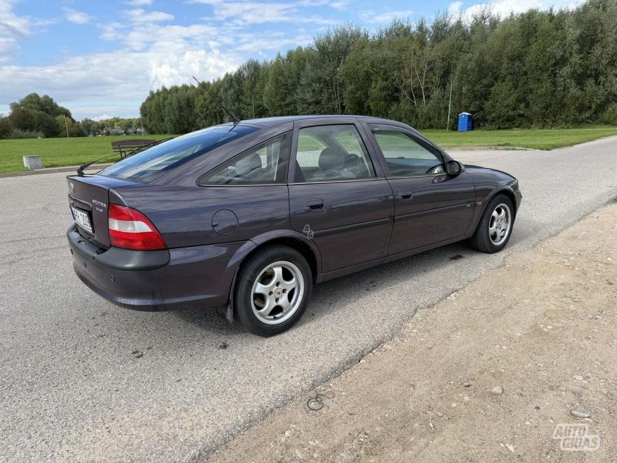 Violet Opel Vectra 1997 in Jurbarkas, with an engine capacity of 1.60 L and mileage of 173 thousand km for 1100 €, photo 4 on AUTOMOTO.COM.LV