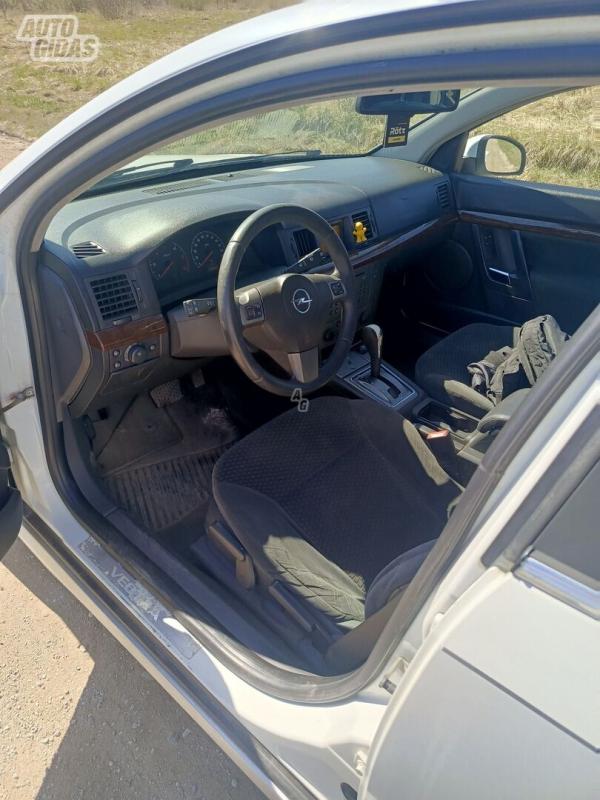 White Opel Vectra 2002 in Klaipeda, with an engine capacity of 2.20 L and mileage of 249 thousand km for 750 €, photo 10 on AUTOMOTO.COM.LV