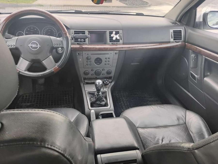 White Opel Vectra 2004 in Kaunas, with an engine capacity of 2.17 L and mileage of 290 thousand km for 900 €, photo 4 on AUTOMOTO.COM.LV