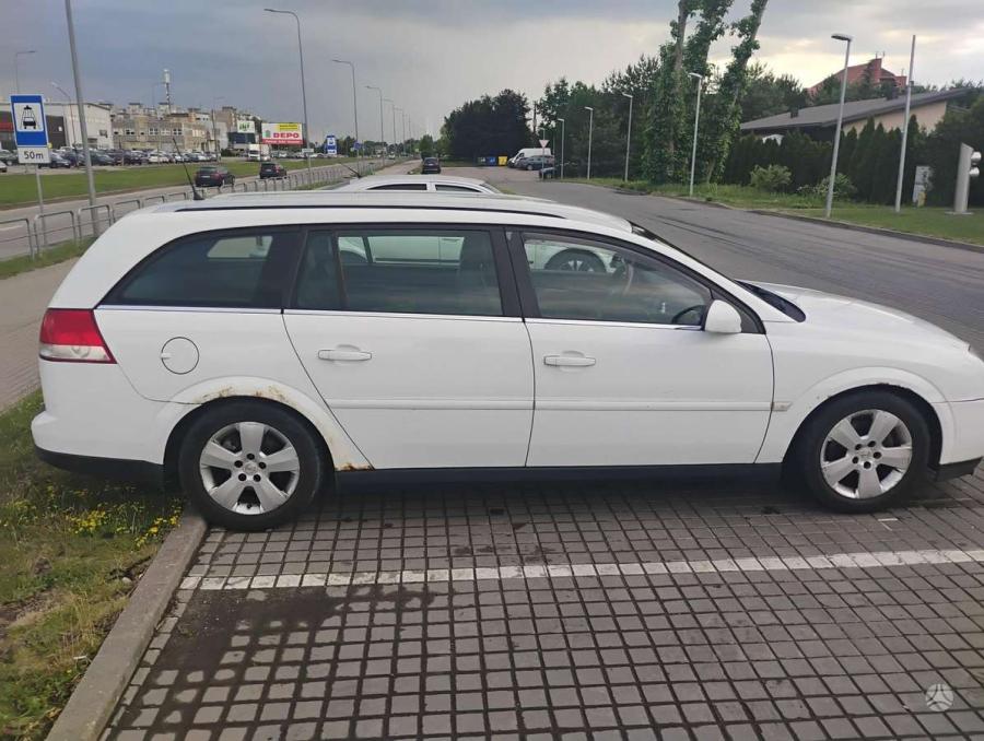 White Opel Vectra 2004 in Kaunas, with an engine capacity of 2.17 L and mileage of 290 thousand km for 900 €, photo 6 on AUTOMOTO.COM.LV
