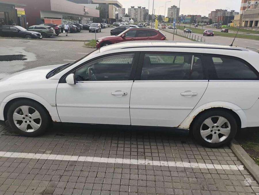 White Opel Vectra 2004 in Kaunas, with an engine capacity of 2.17 L and mileage of 290 thousand km for 900 €, photo 7 on AUTOMOTO.COM.LV