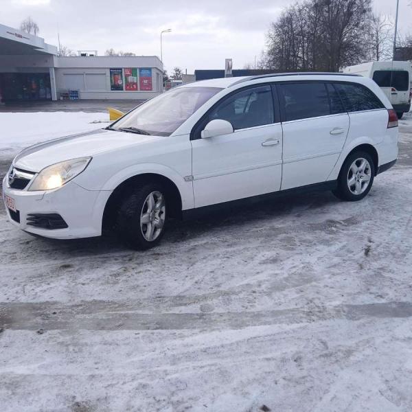 White Opel Vectra 2006 in Alytus, with an engine capacity of 1.91 L and mileage of 397 thousand km for 1950 €, photo 2 on AUTOMOTO.COM.LV