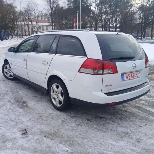 White Opel Vectra 2006 in Alytus, with an engine capacity of 1.91 L and mileage of 397 thousand km for 1950 €, photo 3 on AUTOMOTO.COM.LV