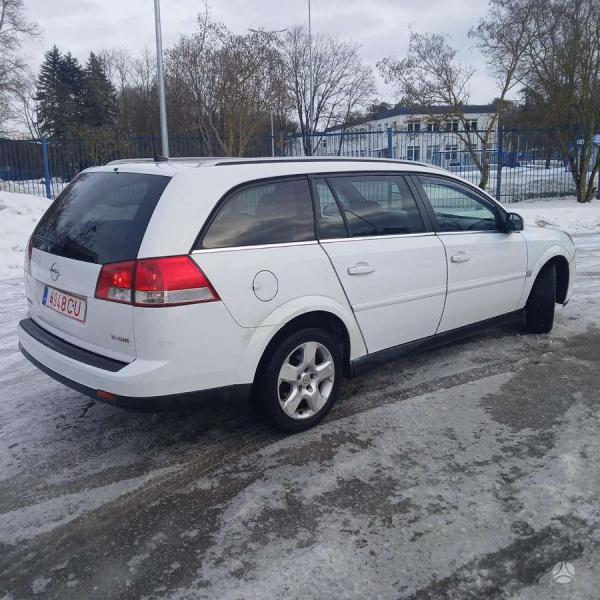 White Opel Vectra 2006 in Alytus, with an engine capacity of 1.91 L and mileage of 397 thousand km for 1950 €, photo 5 on AUTOMOTO.COM.LV