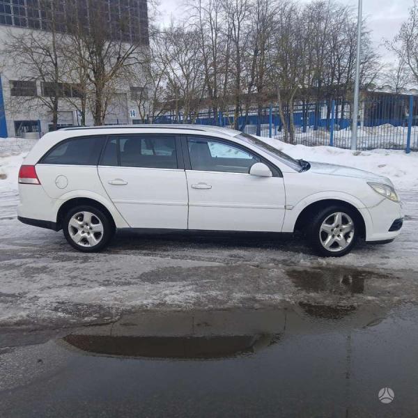 White Opel Vectra 2006 in Alytus, with an engine capacity of 1.91 L and mileage of 397 thousand km for 1950 €, photo 6 on AUTOMOTO.COM.LV