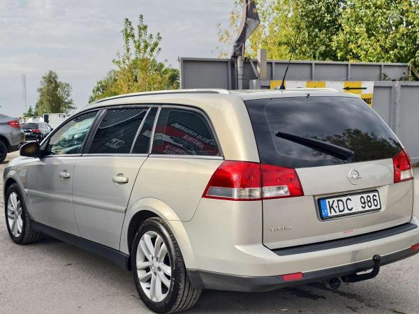 Yellow Opel Vectra 2006 in Siauliai, with an engine capacity of 1.91 L and mileage of 277 thousand km for 2250 €, photo 8 on AUTOMOTO.COM.LV