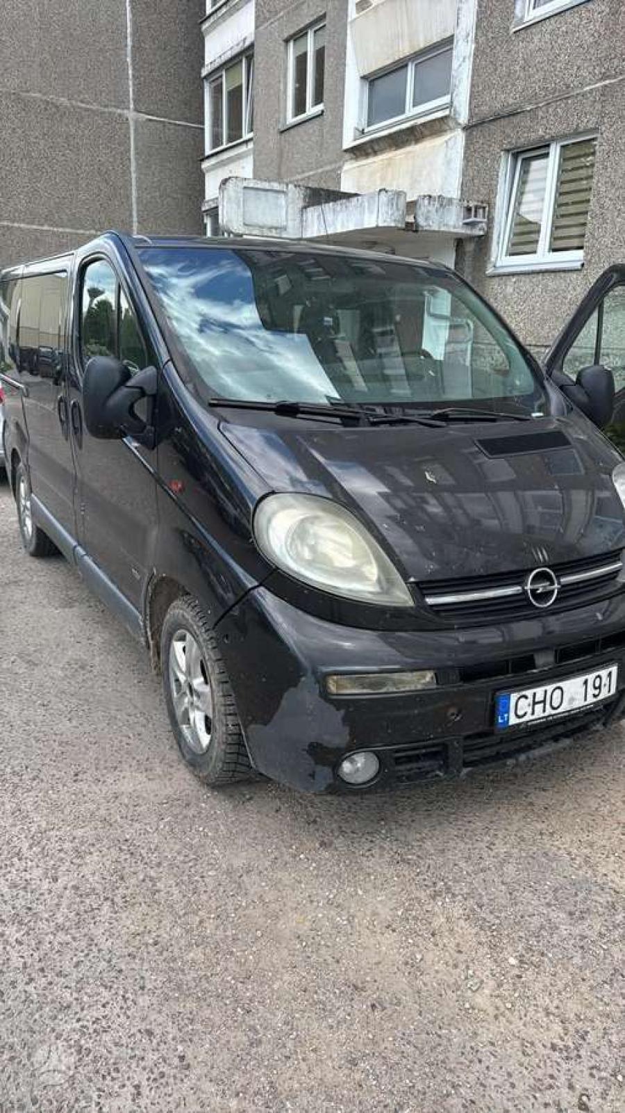 Black Opel Vivaro 2004 in Kaisiadorys, with an engine capacity of 2.46 L and mileage of 700 thousand km for 1500 €, photo 1 on AUTOMOTO.COM.LV