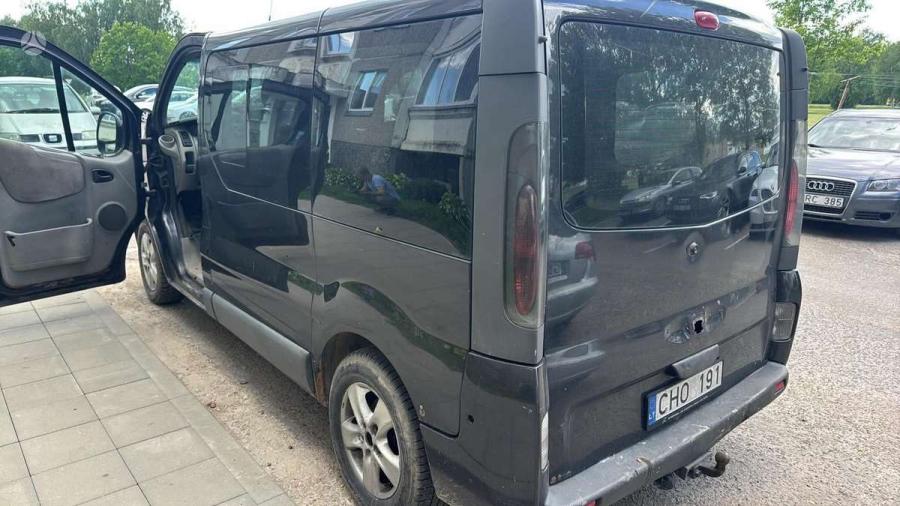 Black Opel Vivaro 2004 in Kaisiadorys, with an engine capacity of 2.46 L and mileage of 700 thousand km for 1500 €, photo 4 on AUTOMOTO.COM.LV