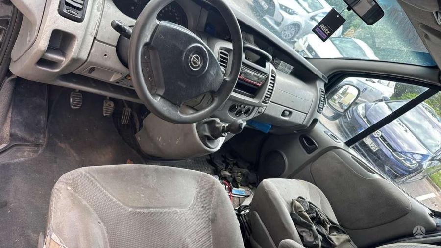 Black Opel Vivaro 2004 in Kaisiadorys, with an engine capacity of 2.46 L and mileage of 700 thousand km for 1500 €, photo 5 on AUTOMOTO.COM.LV