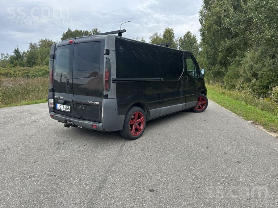 Black Opel Vivaro 2004 in Tukums, with an engine capacity of 1.90 L and mileage of 332 thousand km for 3300 €, photo 5 on AUTOMOTO.COM.LV