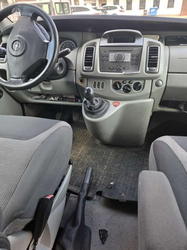 Black Opel Vivaro 2008 in Panevezys, with an engine capacity of 2.46 L and mileage of 266 thousand km for 2500 €, photo 3 on AUTOMOTO.COM.LV