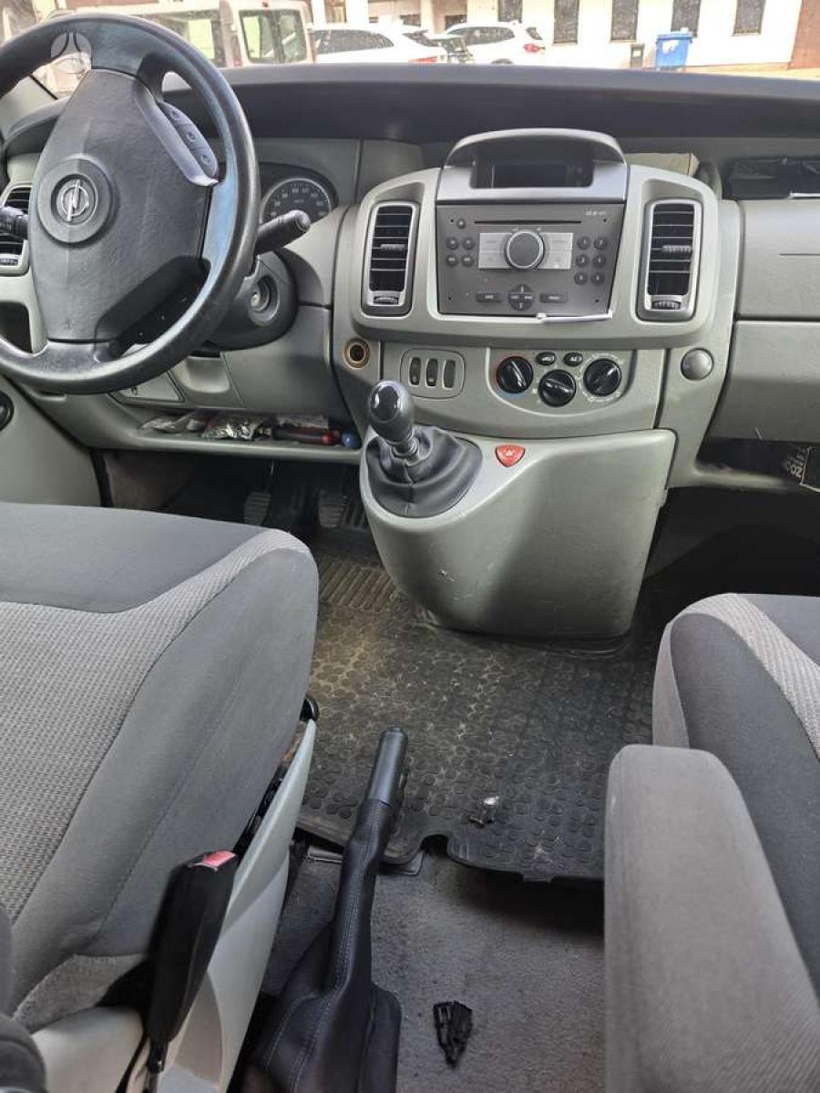 Black Opel Vivaro 2008 in Panevezys, with an engine capacity of 2.46 L and mileage of 266 thousand km for 2500 €, photo 4 on AUTOMOTO.COM.LV