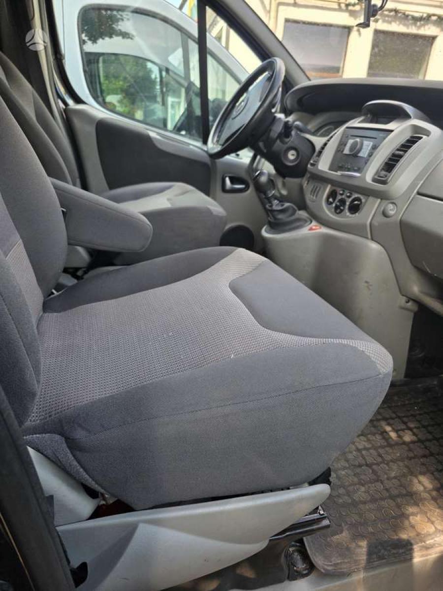 Black Opel Vivaro 2008 in Panevezys, with an engine capacity of 2.46 L and mileage of 266 thousand km for 2500 €, photo 5 on AUTOMOTO.COM.LV