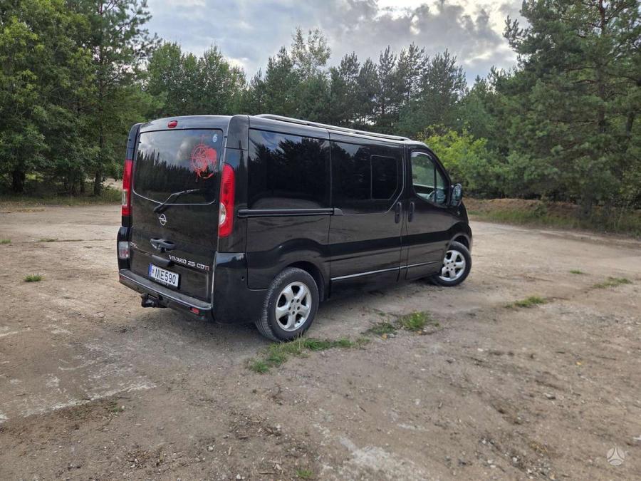 Black Opel Vivaro 2008 in Vilnius, with an engine capacity of 2.46 L and mileage of 306 thousand km for 9500 €, photo 5 on AUTOMOTO.COM.LV