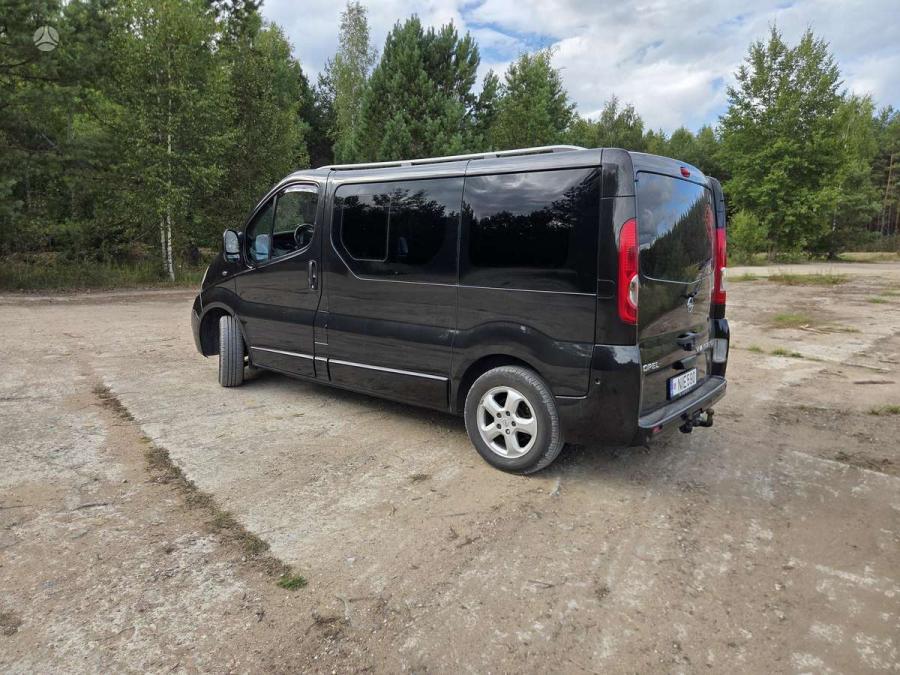 Black Opel Vivaro 2008 in Vilnius, with an engine capacity of 2.46 L and mileage of 306 thousand km for 9500 €, photo 8 on AUTOMOTO.COM.LV