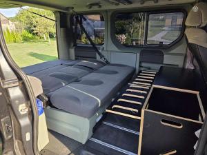 Black Opel Vivaro 2008 in Vilnius, with an engine capacity of 2.46 L and mileage of 306 thousand km for 9500 €, photo 15 on AUTOMOTO.COM.LV