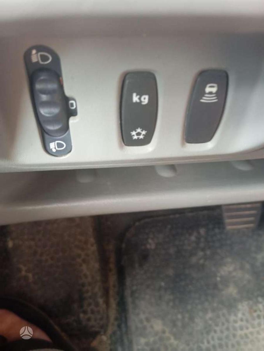 Black Opel Vivaro 2013 in Jonava, with an engine capacity of 2.00 L and mileage of 321 thousand km for 2450 €, photo 9 on AUTOMOTO.COM.LV