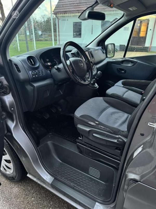Black Opel Vivaro 2016 in Kaunas, with an engine capacity of 1.60 L and mileage of 336 thousand km for 9500 €, photo 11 on AUTOMOTO.COM.LV