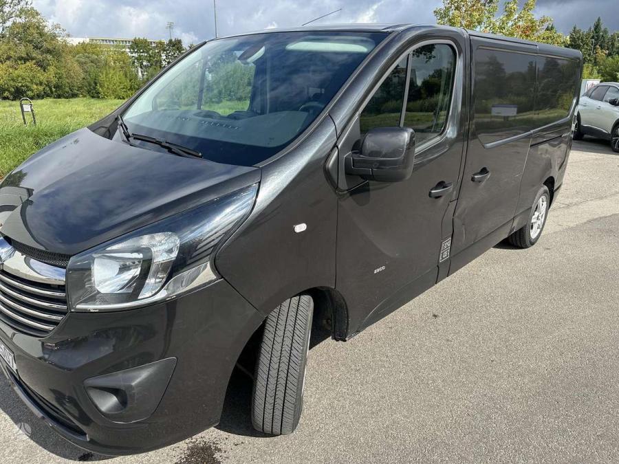 Black Opel Vivaro 2017 in Panevezys, with an engine capacity of 1.60 L and mileage of 186 thousand km for 7250 €, photo 14 on AUTOMOTO.COM.LV