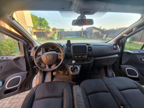 Black Opel Vivaro 2017 in Vilnius, with an engine capacity of 1.60 L and mileage of 223 thousand km for 11700 €, photo 5 on AUTOMOTO.COM.LV