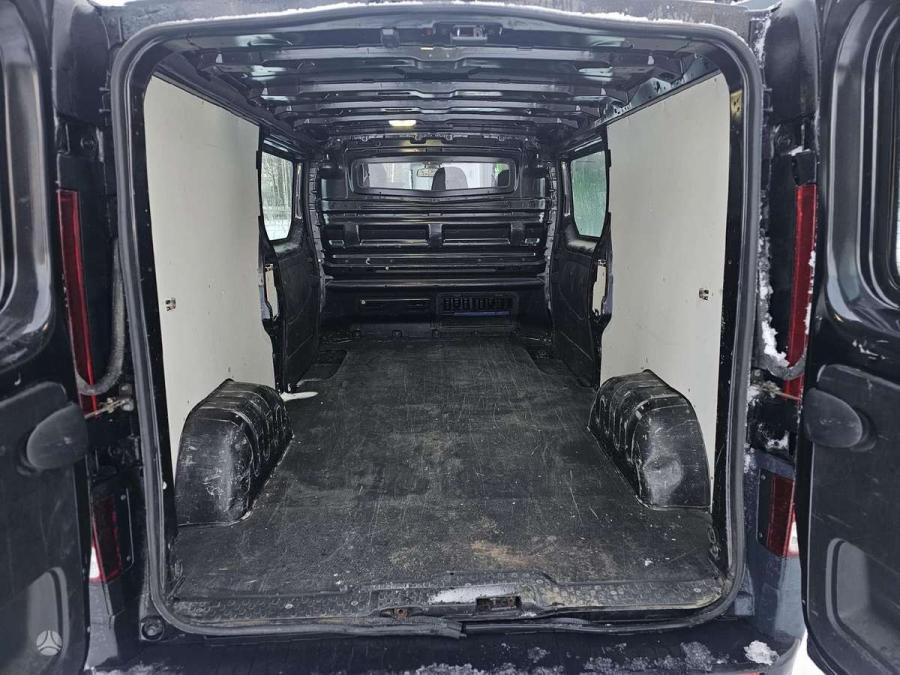 Black Opel Vivaro 2020 in Rokiskis, with an engine capacity of 1.70 L and mileage of 340 thousand km for 5650 €, photo 9 on AUTOMOTO.COM.LV