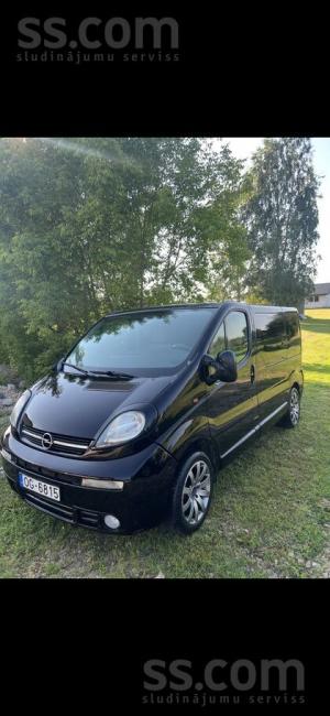 Melns Opel Vivaro 2004 Ogre, ar dzinēja tilpumu 2.50 L un nobraukumu 566 tūkst. km par 3300 €, foto  vietnē AUTOMOTO.COM.LV