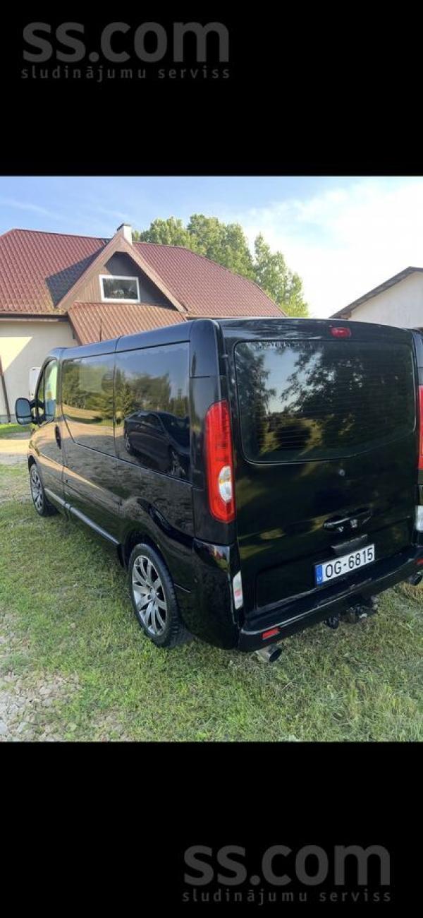 Black Opel Vivaro 2004 in Ogre, with an engine capacity of 2.50 L and mileage of 566 thousand km for 3300 €, photo 3 on AUTOMOTO.COM.LV