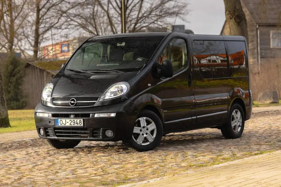 Black Opel Vivaro 2005 in Jelgava, with an engine capacity of 1.90 L and mileage of 365 thousand km for 4900 €, photo 1 on AUTOMOTO.COM.LV