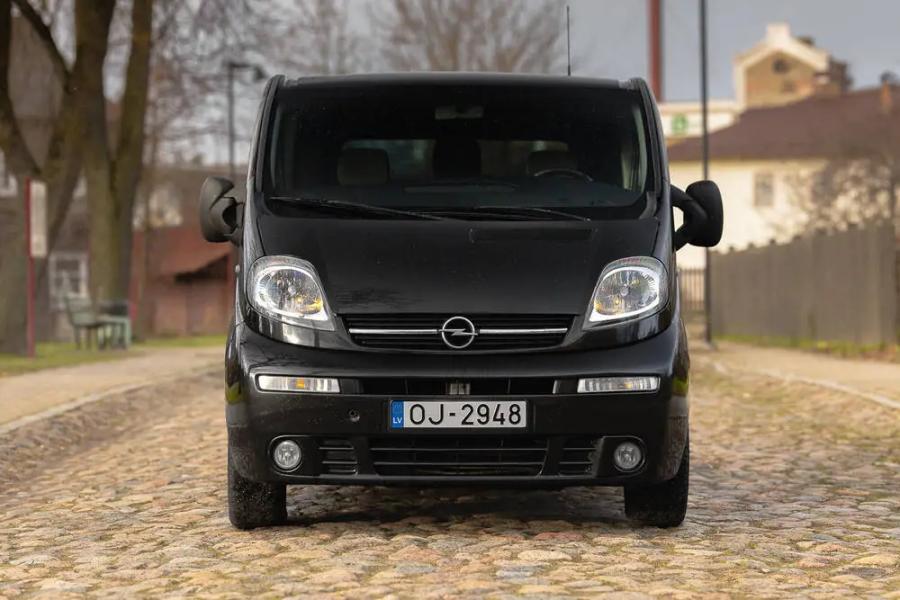 Black Opel Vivaro 2005 in Jelgava, with an engine capacity of 1.90 L and mileage of 365 thousand km for 4900 €, photo 4 on AUTOMOTO.COM.LV