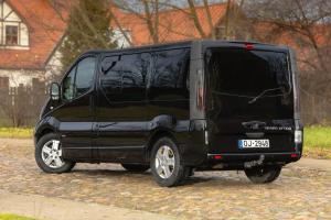 Black Opel Vivaro 2005 in Jelgava, with an engine capacity of 1.90 L and mileage of 365 thousand km for 4900 €, photo 5 on AUTOMOTO.COM.LV