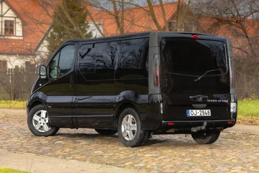 Black Opel Vivaro 2005 in Jelgava, with an engine capacity of 1.90 L and mileage of 365 thousand km for 4900 €, photo 5 on AUTOMOTO.COM.LV