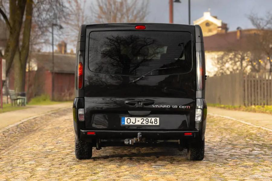 Black Opel Vivaro 2005 in Jelgava, with an engine capacity of 1.90 L and mileage of 365 thousand km for 4900 €, photo 7 on AUTOMOTO.COM.LV