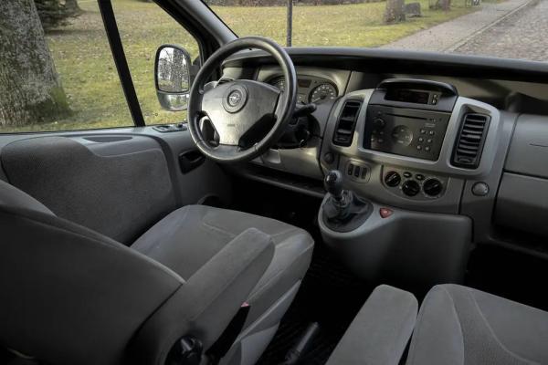 Black Opel Vivaro 2005 in Jelgava, with an engine capacity of 1.90 L and mileage of 365 thousand km for 4900 €, photo 7 on AUTOMOTO.COM.LV