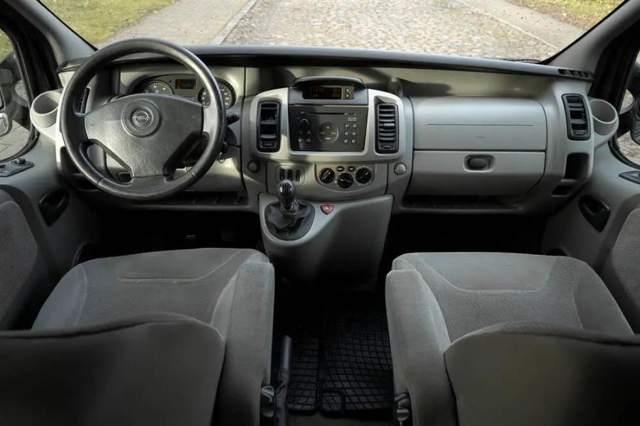 Black Opel Vivaro 2005 in Jelgava, with an engine capacity of 1.90 L and mileage of 365 thousand km for 4900 €, photo 9 on AUTOMOTO.COM.LV