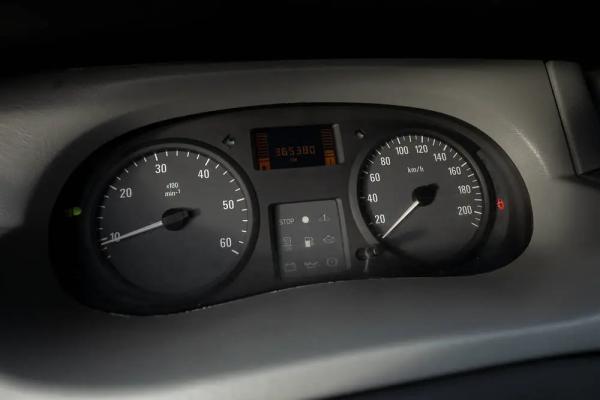 Black Opel Vivaro 2005 in Jelgava, with an engine capacity of 1.90 L and mileage of 365 thousand km for 4900 €, photo 9 on AUTOMOTO.COM.LV