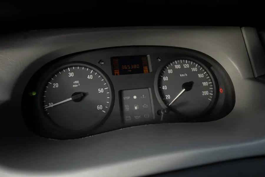 Black Opel Vivaro 2005 in Jelgava, with an engine capacity of 1.90 L and mileage of 365 thousand km for 4900 €, photo 10 on AUTOMOTO.COM.LV