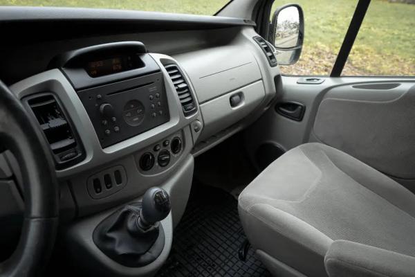 Black Opel Vivaro 2005 in Jelgava, with an engine capacity of 1.90 L and mileage of 365 thousand km for 4900 €, photo 10 on AUTOMOTO.COM.LV