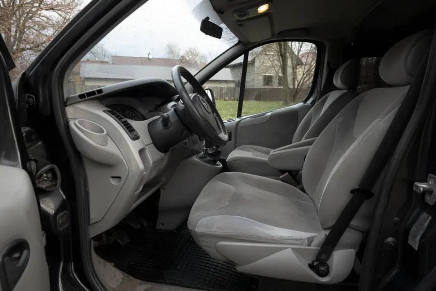 Black Opel Vivaro 2005 in Jelgava, with an engine capacity of 1.90 L and mileage of 365 thousand km for 4900 €, photo 12 on AUTOMOTO.COM.LV