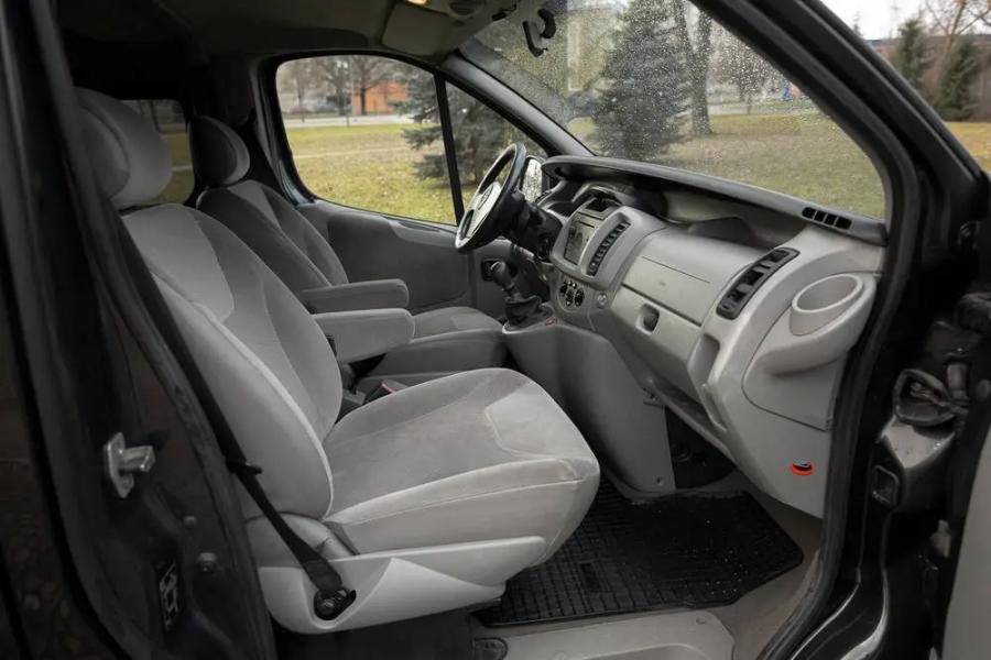 Black Opel Vivaro 2005 in Jelgava, with an engine capacity of 1.90 L and mileage of 365 thousand km for 4900 €, photo 13 on AUTOMOTO.COM.LV