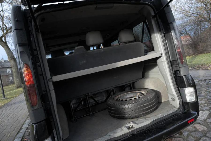 Black Opel Vivaro 2005 in Jelgava, with an engine capacity of 1.90 L and mileage of 365 thousand km for 4900 €, photo 16 on AUTOMOTO.COM.LV