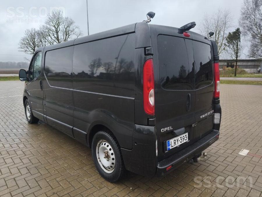 Black Opel Vivaro 2007 in Cesis, with an engine capacity of 2.50 L and mileage of 375 thousand km for 3990 €, photo 2 on AUTOMOTO.COM.LV