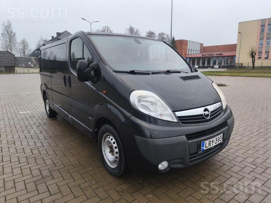 Black Opel Vivaro 2007 in Cesis, with an engine capacity of 2.50 L and mileage of 375 thousand km for 3990 €, photo 4 on AUTOMOTO.COM.LV