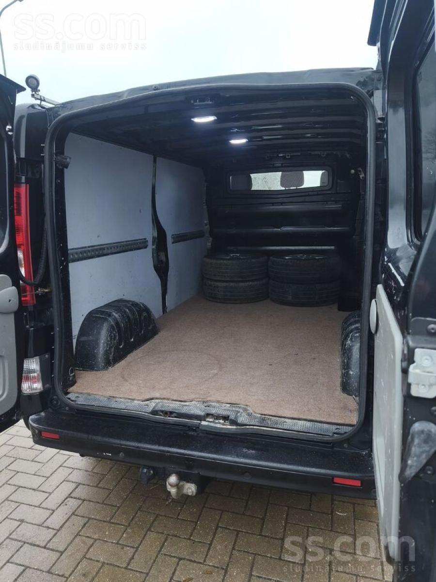Black Opel Vivaro 2007 in Cesis, with an engine capacity of 2.50 L and mileage of 375 thousand km for 3990 €, photo 9 on AUTOMOTO.COM.LV