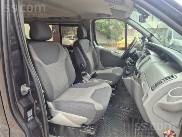 Black Opel Vivaro 2008 in Riga, with an engine capacity of 2.00 L and mileage of 437 thousand km for 5199 €, photo 6 on AUTOMOTO.COM.LV